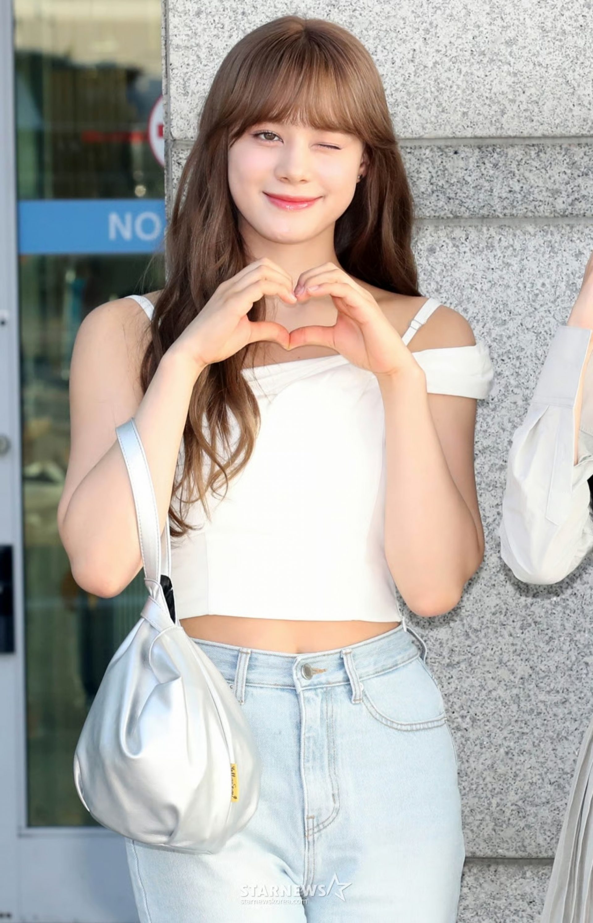 NiziUのニナ、人気バンドのギタリストとの交際説を否定 | KOREA WAVE